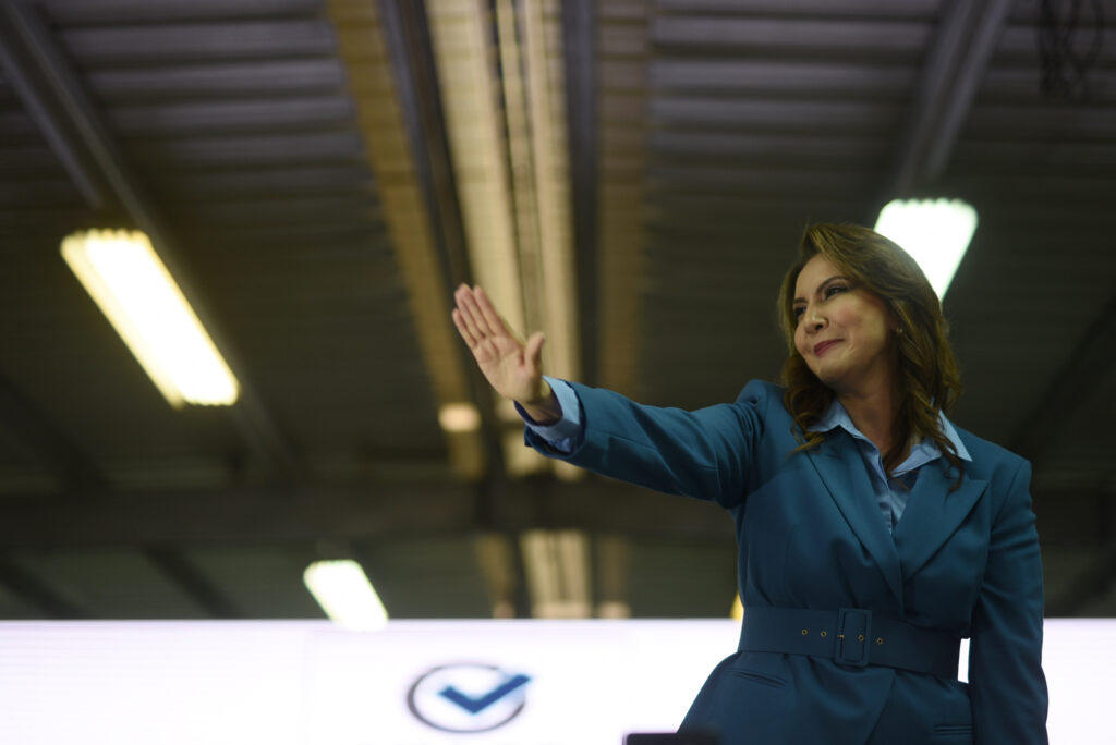 Zury Ríos: una “nueva historia” con figuras recicladas